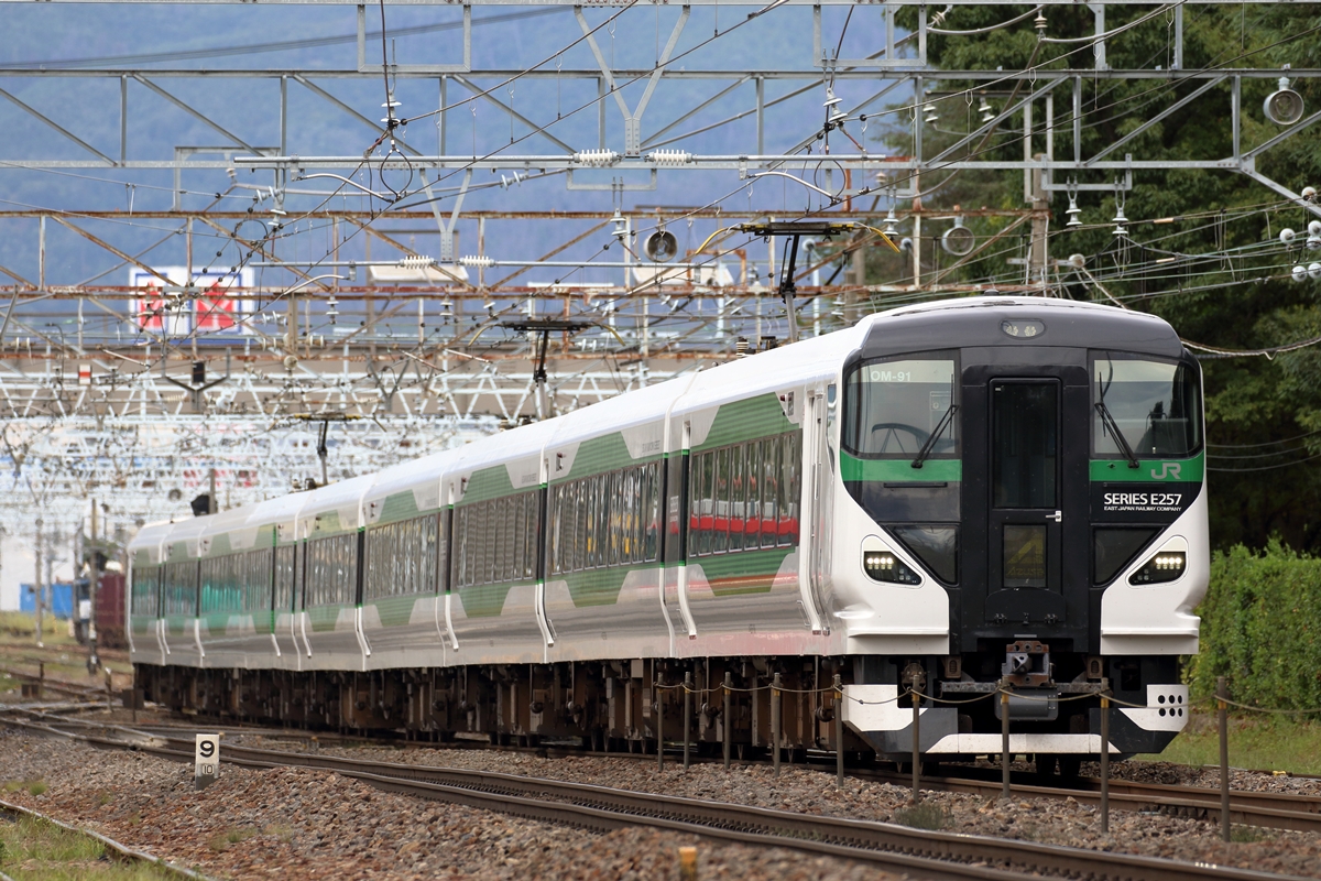 E257系 臨時あずさ2本を南松本で - 鉄道気分