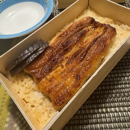 【日本橋三越】いづもや 日本橋三越店：テイクアウトでうなぎ弁当と蒲焼に舌鼓！美味い！ - 日本橋濱町Weblog（日々酔亭）