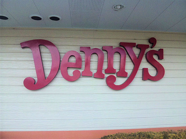 サーモンバーグのコロモコ風（ドリンクつき）とカラフル野菜のオーブン焼き～バーニャカウダーソースで（Denny's）のお昼ごはん ...