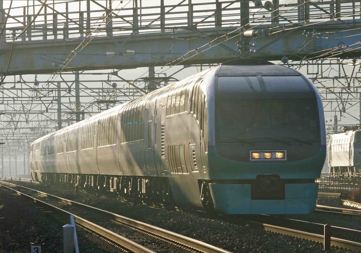 1月8日撮影 東海道線 平塚～大磯間 久々の貨物列車とE261系【サフィール踊り子号】ハンドル訓練、251系、185系を撮る - 新・シリウスの線路際のロマンを求めて