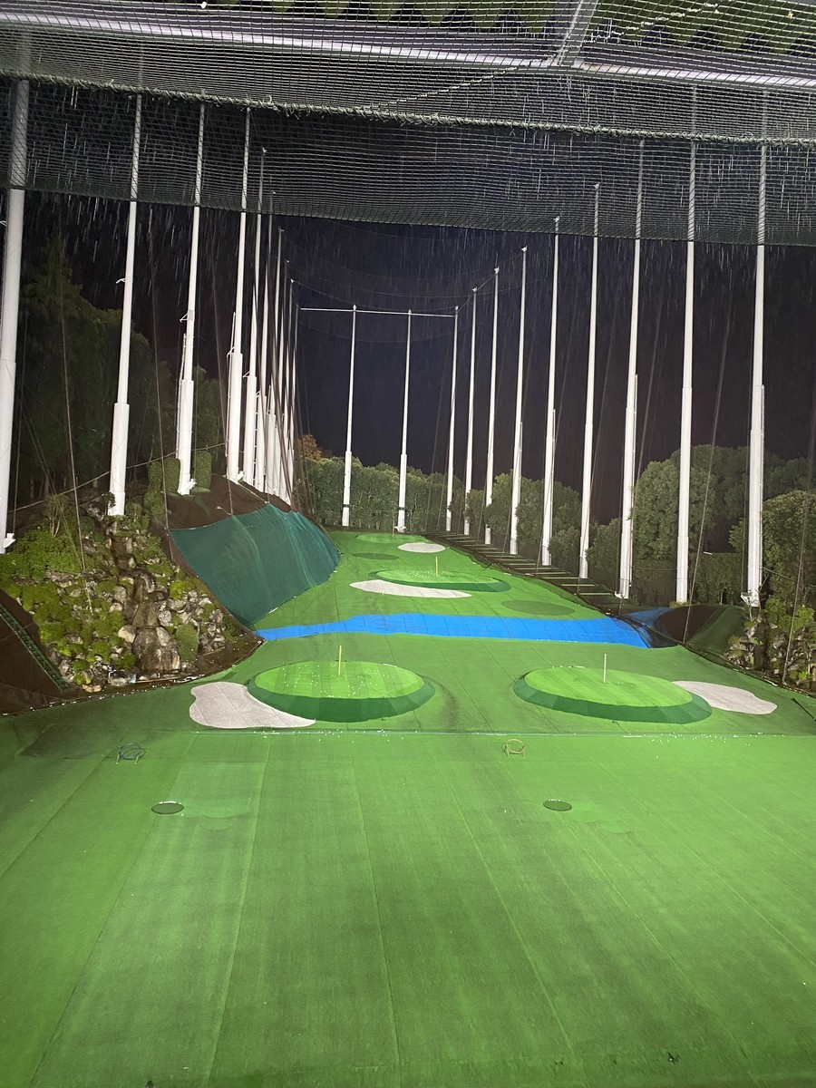 新装した練習場で、新兵器 SIM グローレ フェアウェイウッドを打つ - M's Golf