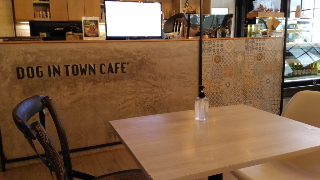 バンコクで一番癒されるおすすめのカフェ Dog inTown へ行ってみた！ - トラベルトラベル
