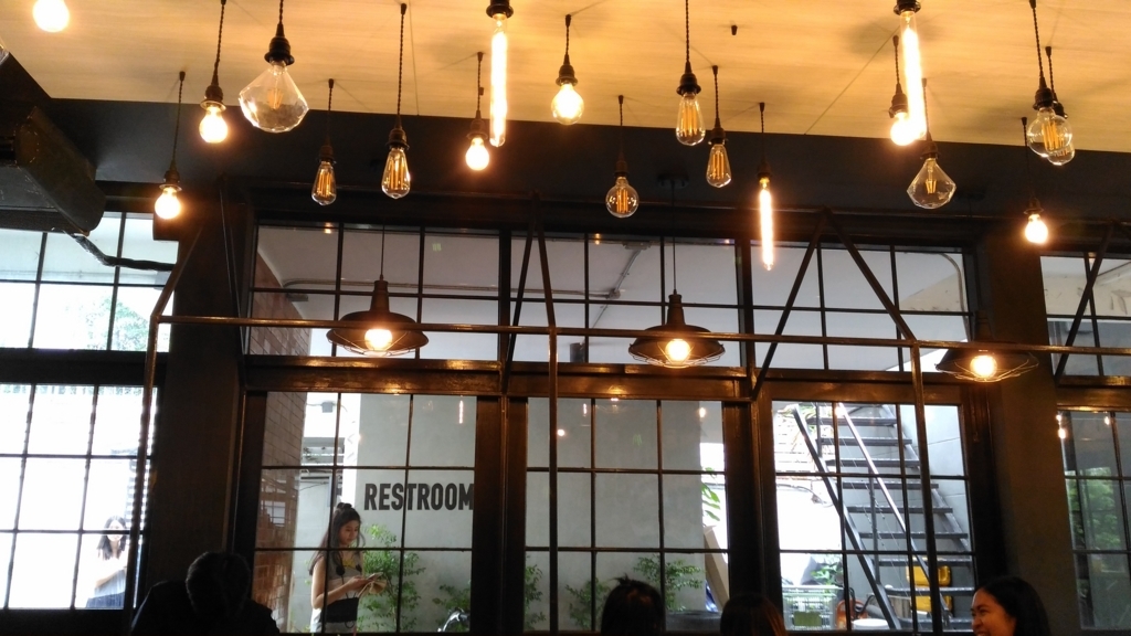 バンコクで一番癒されるおすすめのカフェ Dog inTown へ行ってみた！ - トラベルトラベル