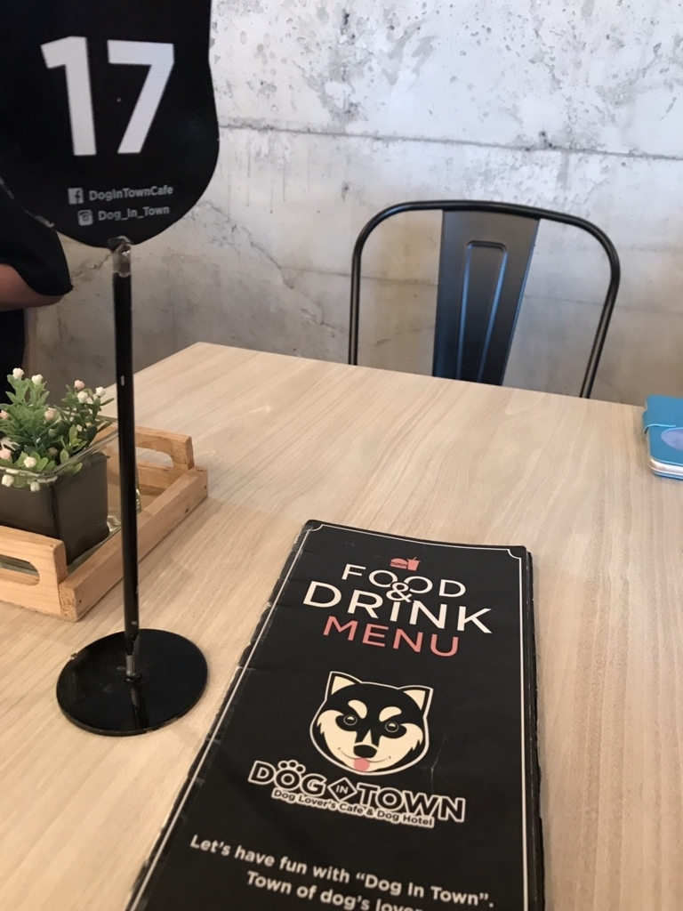 バンコクで一番癒されるおすすめのカフェ Dog inTown へ行ってみた！ - トラベルトラベル