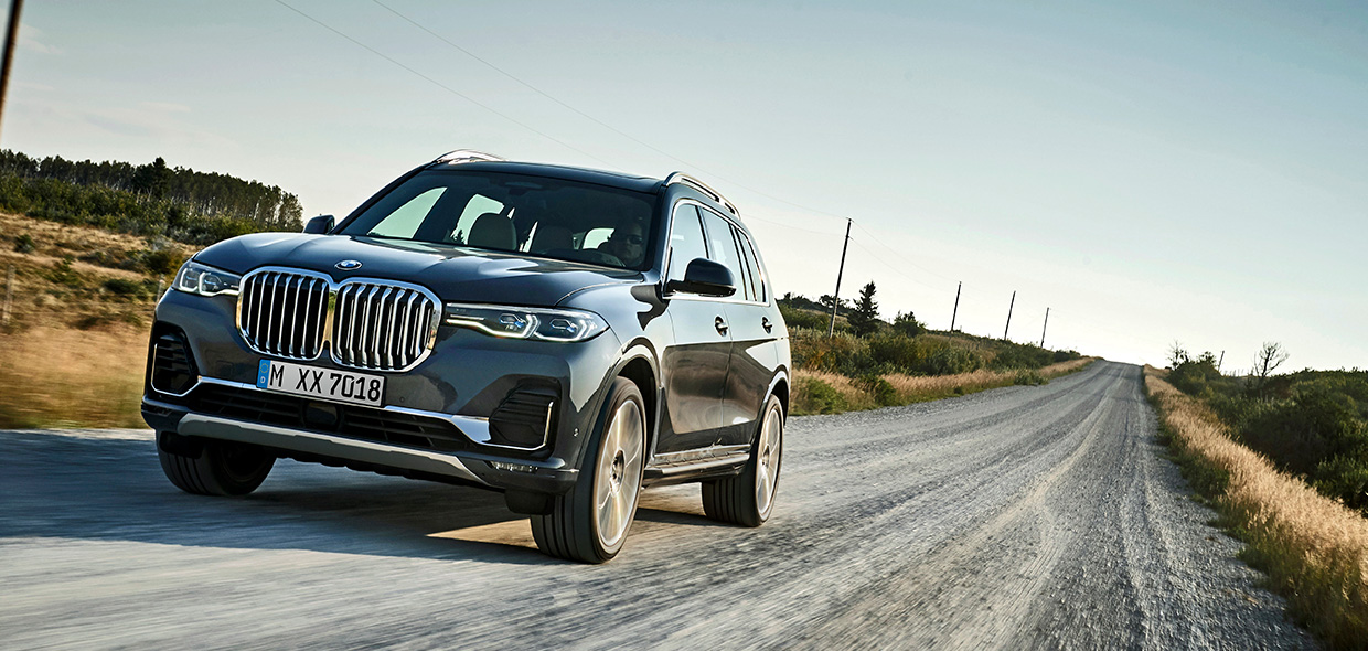 BMW SAVラインアップの最上位モデル。アレンジ自在な3列目シートを備えた新型X7デビュー - BRUDER