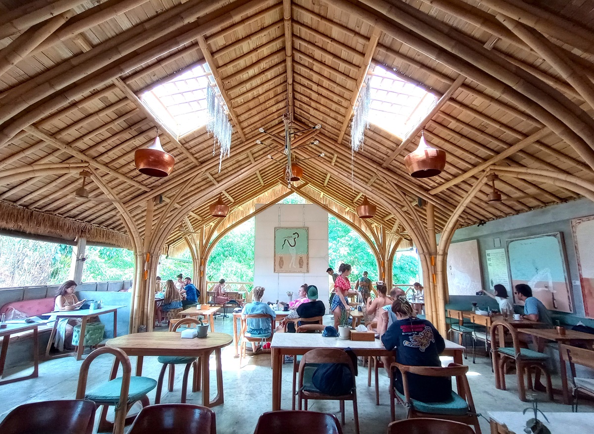【バリ島／ウブド】風通しのいい、リゾート感たっぷりの隠れ家カフェ「Mudra Cafe」 - 自然に沿った生き方ガイド