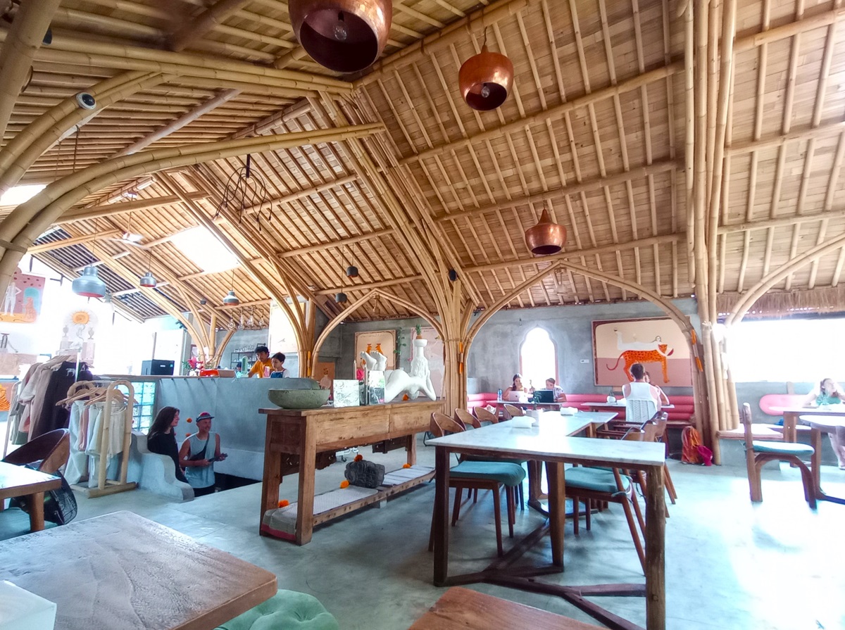 【バリ島／ウブド】風通しのいい、リゾート感たっぷりの隠れ家カフェ「Mudra Cafe」 - 自然に沿った生き方ガイド