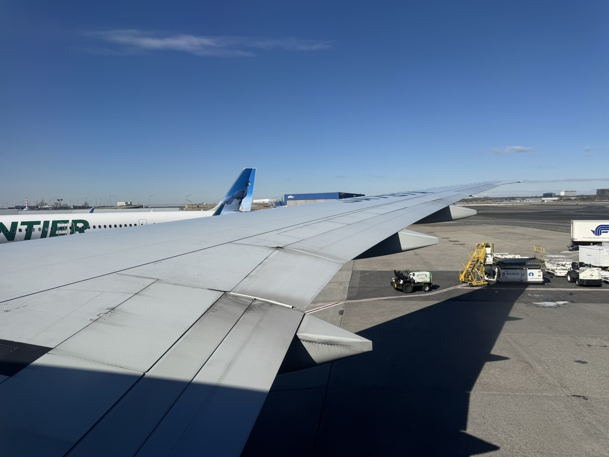 ANA B77W プレミアムエコノミー HND-JFK 搭乗記 - にーと・あぺんでぃくす