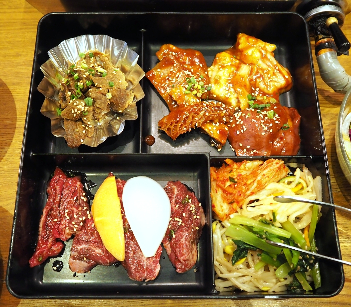 上野駅広小路口から徒歩1分、焼肉上野太昌園上野駅前店のホルモン弁当ランチのこと - 即興厨房