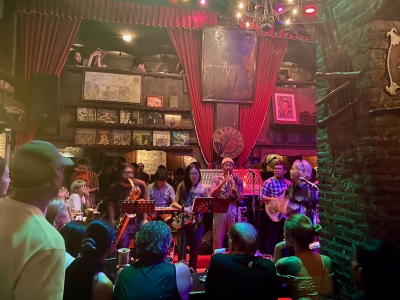 【サクソフォン】老舗ジャズバーでライブバンドを聴きながらお酒を愉しむ - 猫のように暮らしタイ