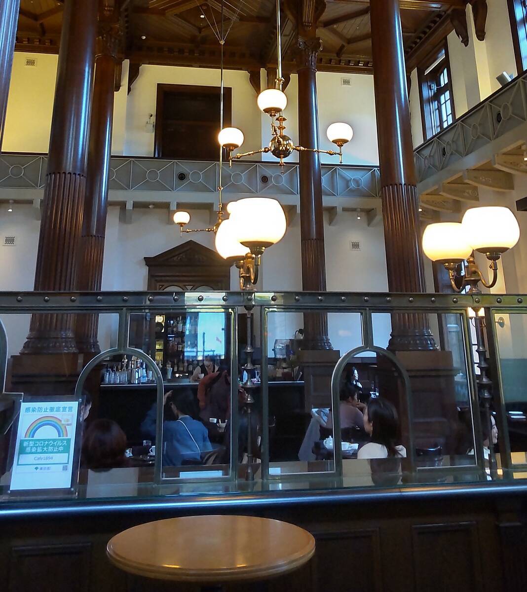 ひとり時間にカフェ Cafe 1894（丸の内／二重橋前）：明治のオフィスビルを復元、かつて銀行だった美術館併設カフェ - 東京ひとり時間