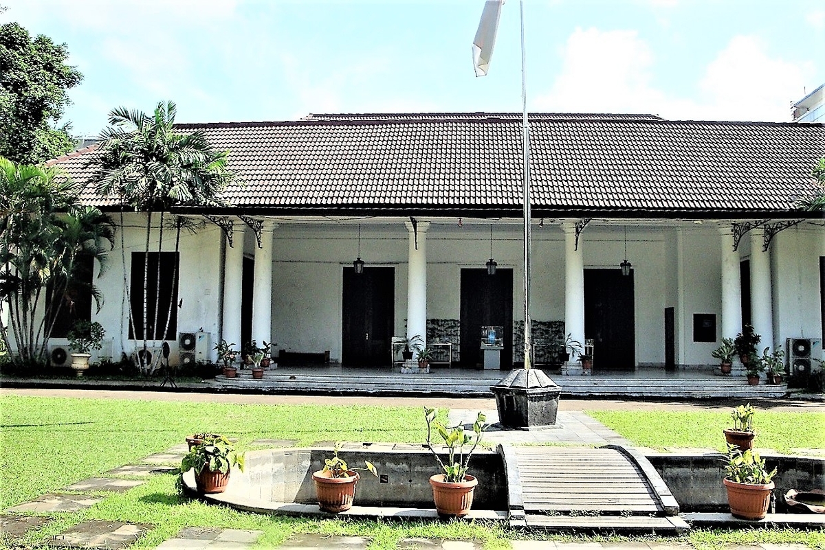 モナスの国立図書館 Perpusnas baru - 今さら 日イのはてな