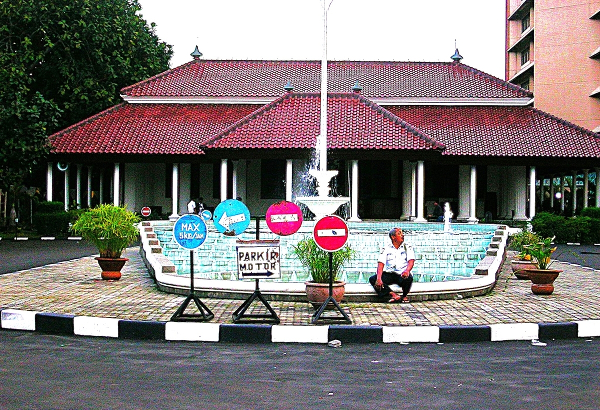 モナスの国立図書館 Perpusnas baru - 今さら 日イのはてな