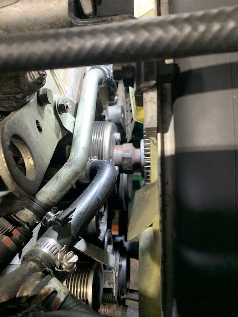 三菱 キャンター（2トントラック） ベルト切れ 修理 - 気ままなﾊﾞｲｸ生活