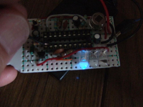 PIC16F785 人感LED 点灯 ユニバーサル基板 組み立てデバッグ - nobcha23の日記