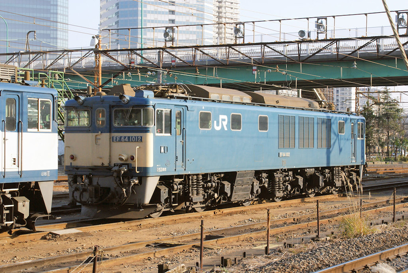 この1枚から 遅くまで原形を保ったロクヨン・新鶴見に佇んでいたEF64 1012 - 旅メモ ～旅について思うがままに考える～