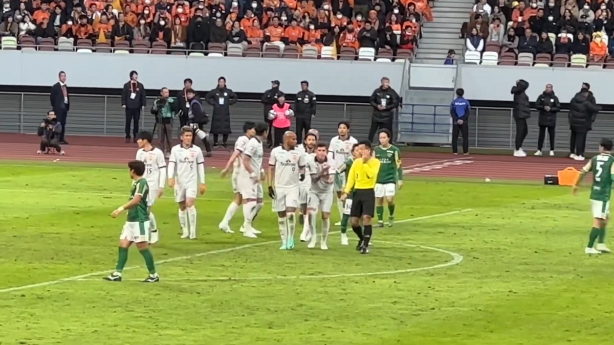 J1昇格プレーオフ決勝 2つのPK判定は妥当だったのか - numの野球・サッカーのルール解説