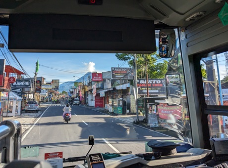 ムラピ山に近いPasar PAKEMで朝散歩 ～ジョグジャカルタ編～ - いちの木の小屋と山