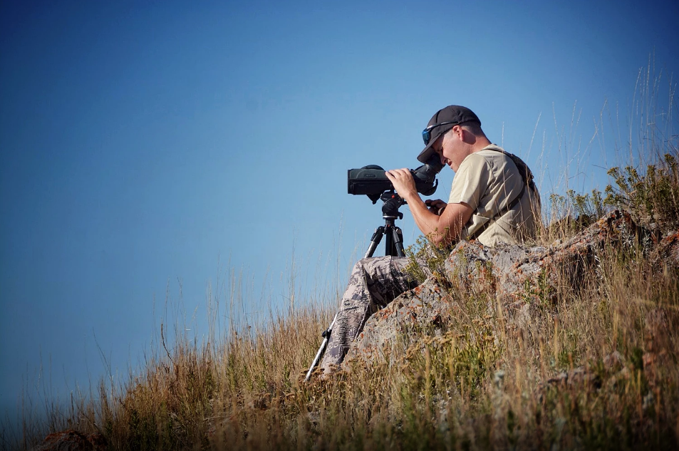 6 Way to Choose a Good Spotting Scope for Hunting - Outdoorlab