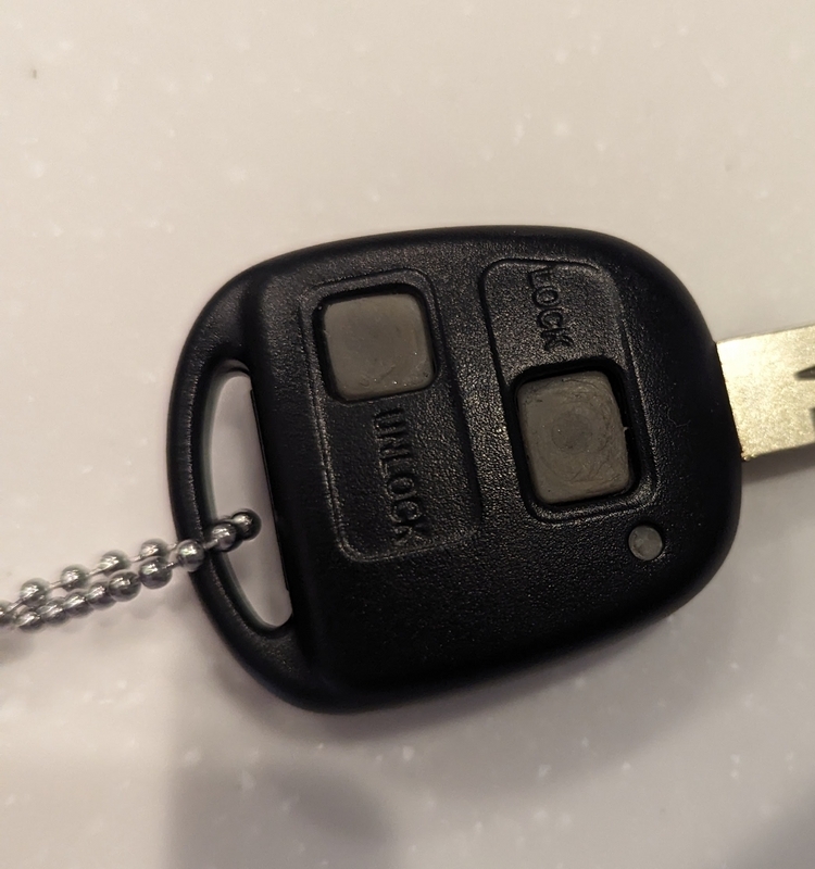 車の鍵が根っこから折れたので交換 - ピザサンダーのブログ