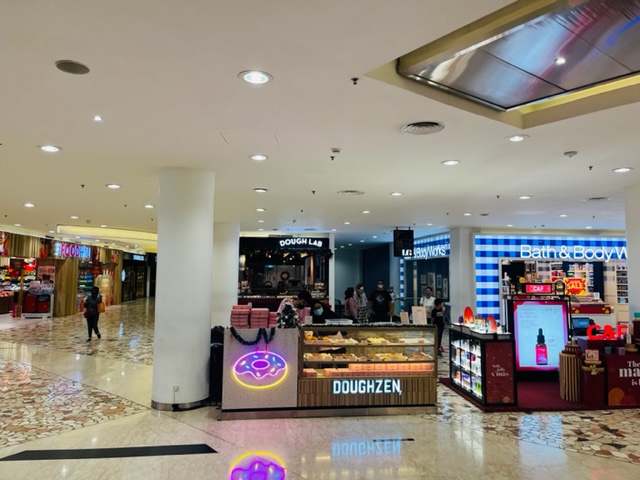【ジャカルタのドーナツ】Senayan Cityの期間限定ポップアップショップで「Doughzen」を買ってみた - putritidurの日記