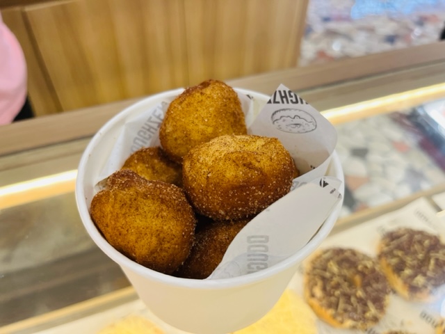 【ジャカルタのドーナツ】Senayan Cityの期間限定ポップアップショップで「Doughzen」を買ってみた - putritidurの日記