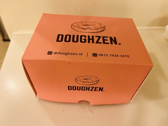 【ジャカルタのドーナツ】Senayan Cityの期間限定ポップアップショップで「Doughzen」を買ってみた - putritidurの日記