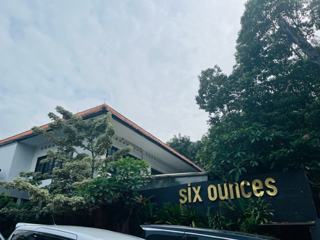 【ジャカルタのカフェ】インドネシア人おすすめのカフェ「Six Ounces Coffee」は平日朝から大賑わいだった - putritidurの日記
