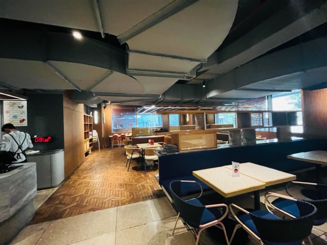 ASHTA District 8地上階のカフェ「Common Grounds Ground Zero」 - putritidurの日記