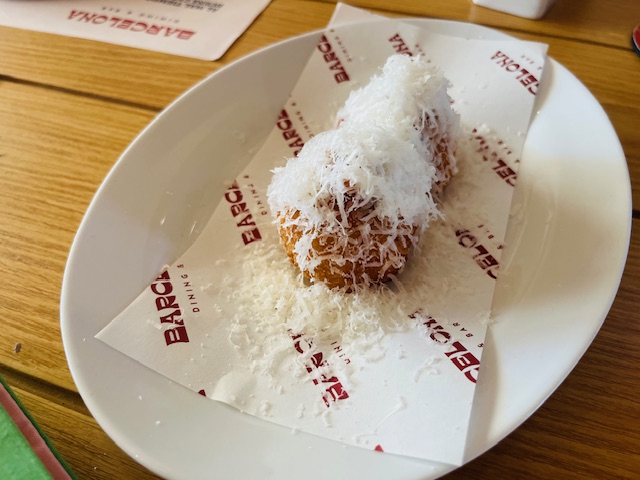 クニンガンの「One Satrio」にある日系スペイン料理レストラン「BARCELONA Dining and Bar」での子連れランチ ...