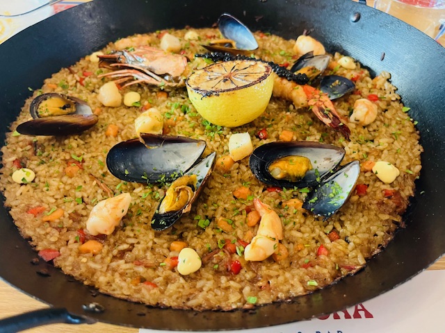 クニンガンの「One Satrio」にある日系スペイン料理レストラン「BARCELONA Dining and Bar」での子連れランチ ...