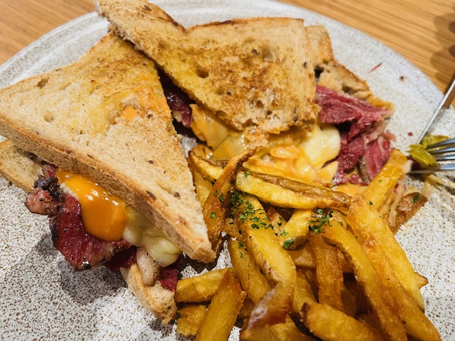 【ジャカルタのカフェ】ASHTA District 8の「Bakerman」で子連れランチ - putritidurの日記