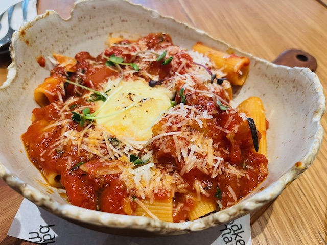 【ジャカルタのカフェ】ASHTA District 8の「Bakerman」で子連れランチ - putritidurの日記