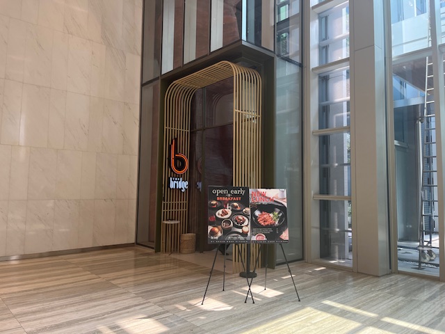 SCBDエリアにあるお肉料理のレストラン「The Bridge」について - putritidurの日記