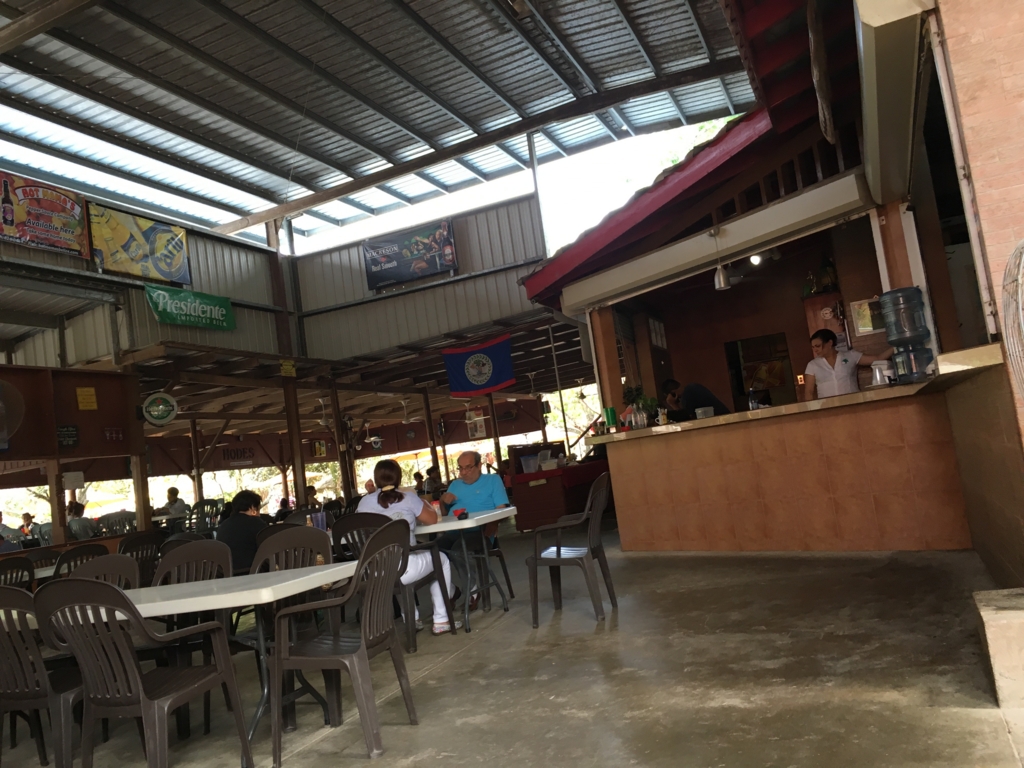 ベリーズ サンイグナシオで昼食 、国境 陸路越え グアテマラへ - 空飛ぶおばさん旅日記・壱