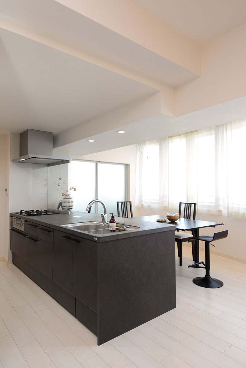 LIXIL（リクシル）のシステムキッチンの特徴と価格、リシェルSIなどのリフォーム実例と費用も紹介！ - リフォームタイムズ【SUUMO】-リフォーム・リノベーションのプロが発信する情報-