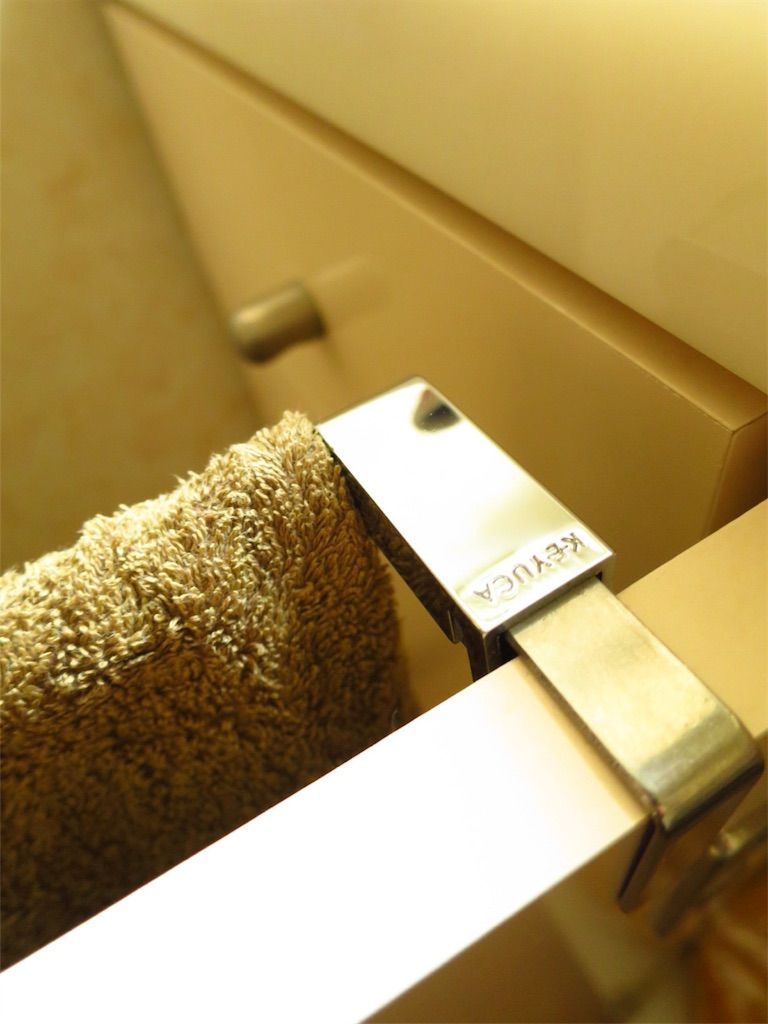 タオルハンガー、すぐ落ちたりズレたりしていませんか？台所と洗面所で「KEYUCA（ケユカ） picoタオルバー30」を使っています。 - すっきり、さっぱり。