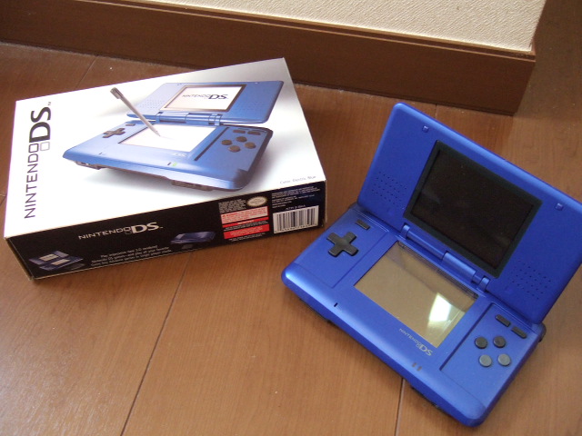 【任天堂】 NINTENDO DS ELECTRIC BLUE (2005年6月12日発売) - ぴこぴこ i FEEL ALRIGHT