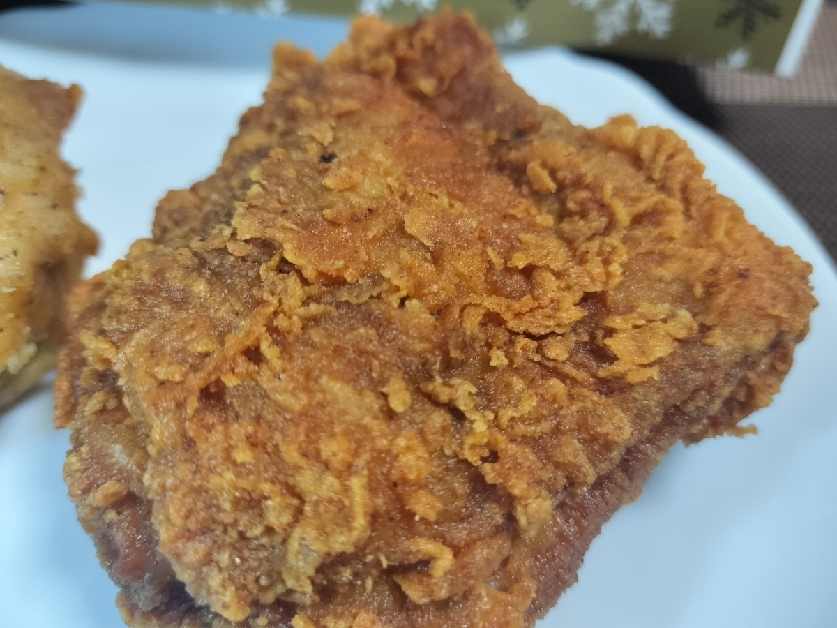 KFCのレッドホットチキンを実食レビュー。辛くもありきたりな味に思えます。【ジャンキー味】 - 生きたいrinshのブログ