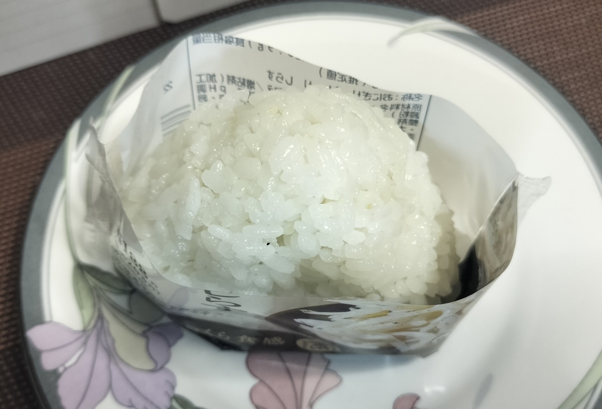 金しゃりおにぎり 瀬戸内海産しらすを実食レビュー。白だし味で素直ながら良いです。【ローソン】 - 生きたいrinshのブログ