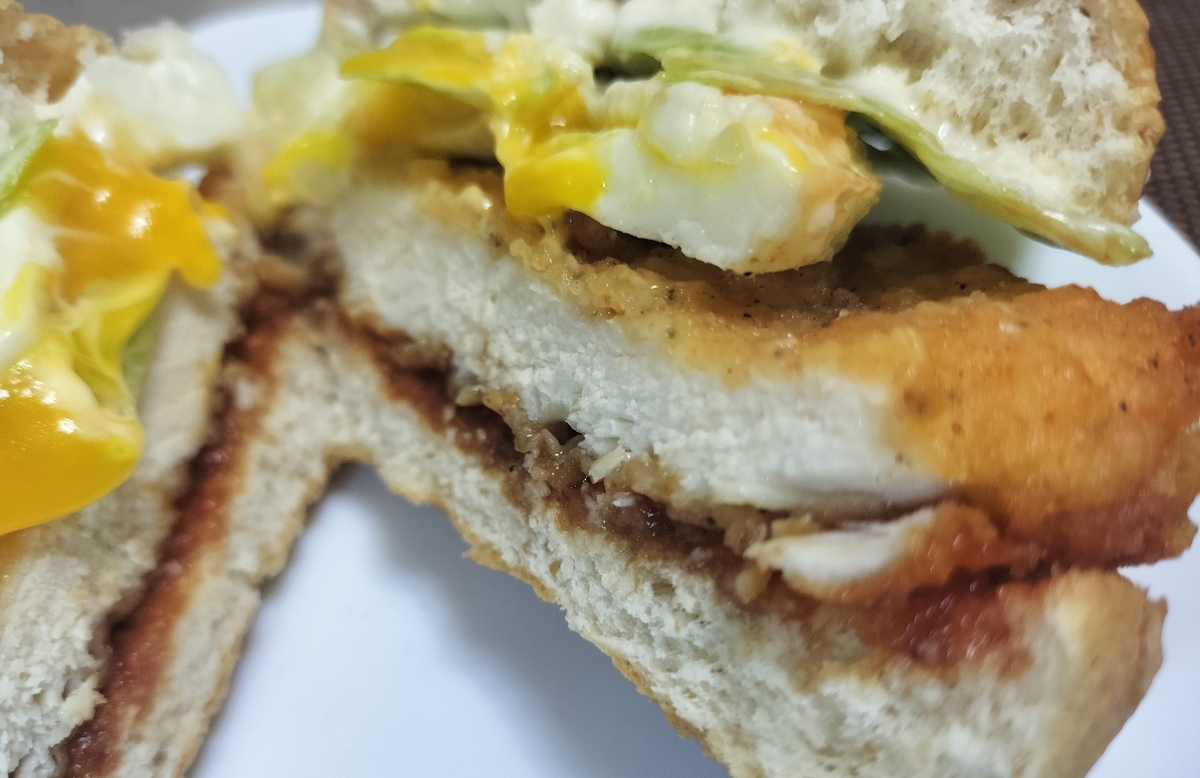 KFCのハニーBBQソースのエッグフィレバーガーを実食レビュー。あまりにもバーベキューソースでした。 - 生きたいrinshのブログ