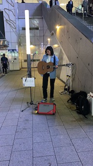 GIRLFRIEND(BAND) SAKIKAのCM曲配信開始！＋ いきなり路上ライブ開始！ - GIRLFRIENDLY