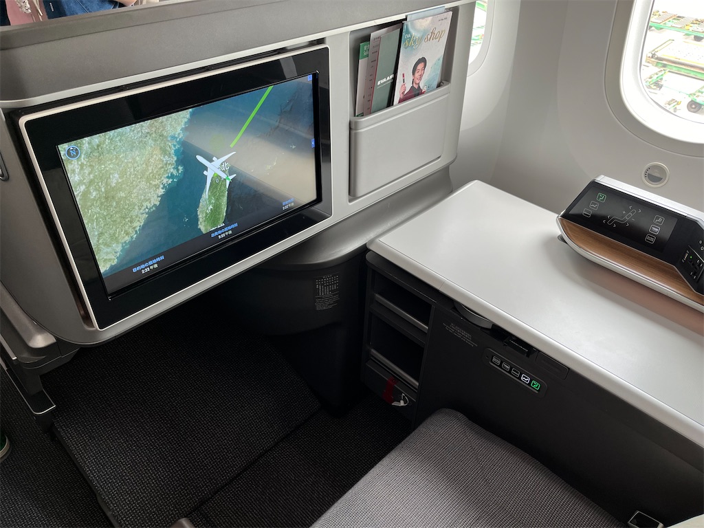 エバー航空BR105 特典ビジネスクラスで福岡から台北桃園空港へ。ついでにANAの787-10にも乗ってみた！ - 主に旅の記録