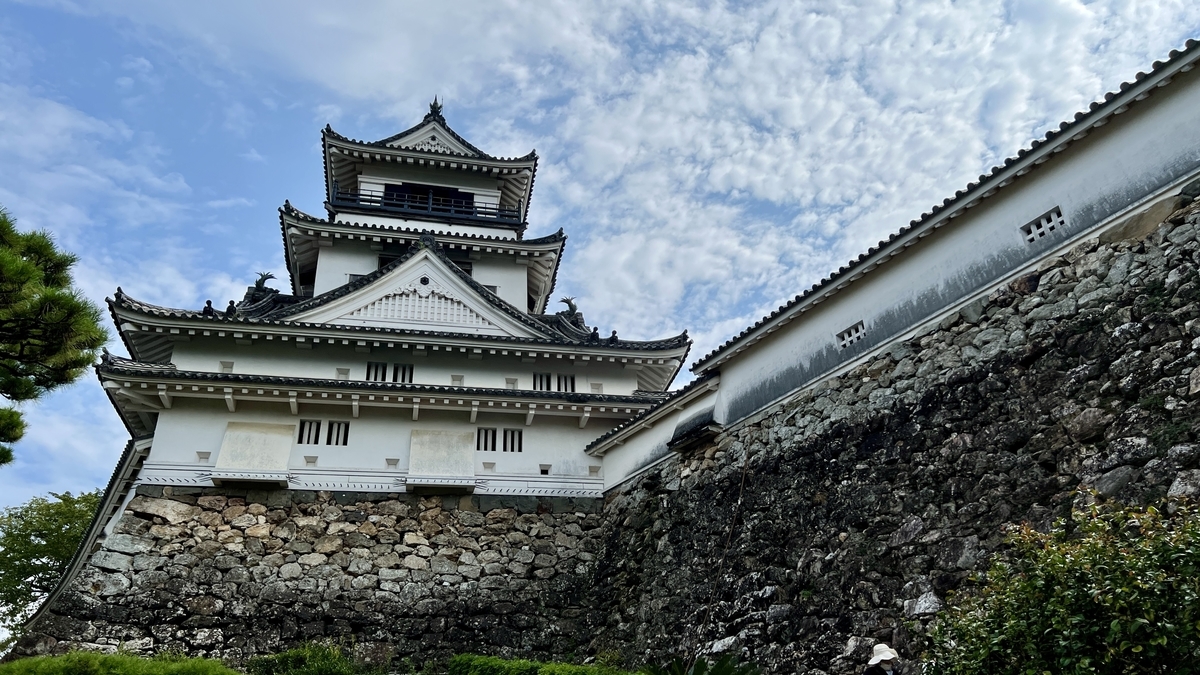 高知観光にオススメ！デキる男によって築かれた「高知城」昼は威風堂々と、夜はライトアップでお洒落に。 - 週末はじめました。