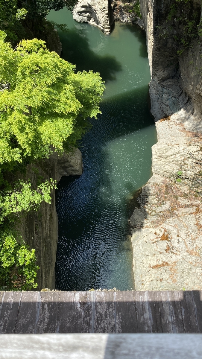 山梨の秘境、猿橋〜橋脚の無い奇跡の構造、日本三大奇橋と美しい景観〜 - 週末はじめました。
