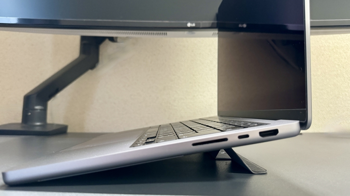 たった 3mm の紙がノートパソコンのタイピングを劇的に改善！「MOFT MINIノートパソコンスタンド」 - 週末はじめました。