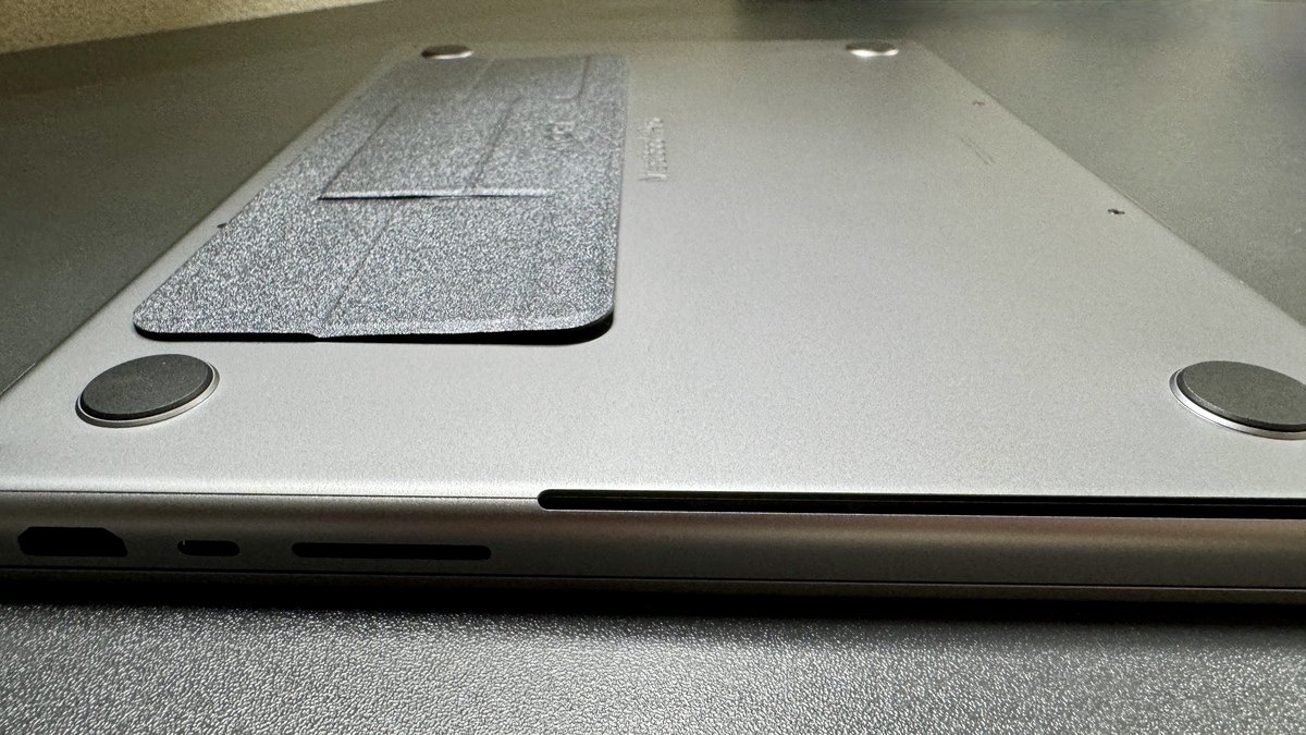 たった 3mm の紙がノートパソコンのタイピングを劇的に改善！「MOFT MINIノートパソコンスタンド」 - 週末はじめました。