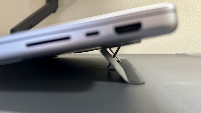 たった 3mm の紙がノートパソコンのタイピングを劇的に改善！「MOFT MINIノートパソコンスタンド」 - 週末はじめました。