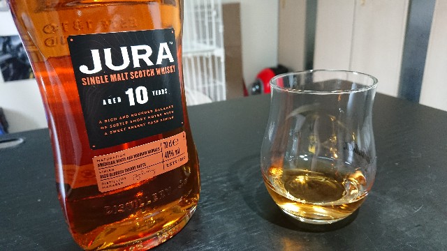 まずい？ジュラ10年をレビュー！【そばつゆと畳と甘い粉の独特な味のウイスキー】 - ぴろのウイスキーブログ