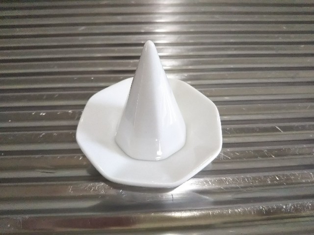 100円ショップで売られている「あるモノ」を使うと簡単できれいに盛り塩が作れる - 暮らしの土台を整える